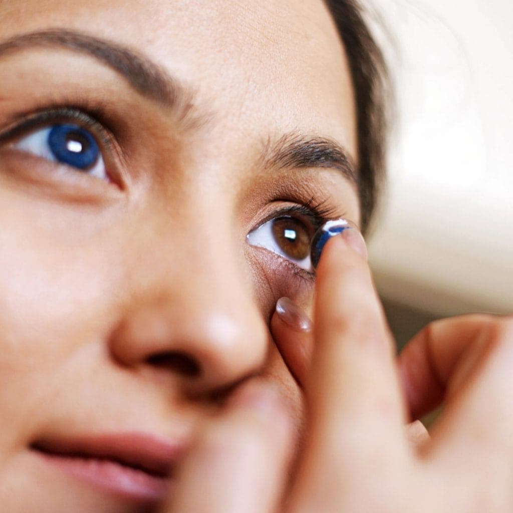 Eye Makeup for Cosplay: Wearing Contact Lenses